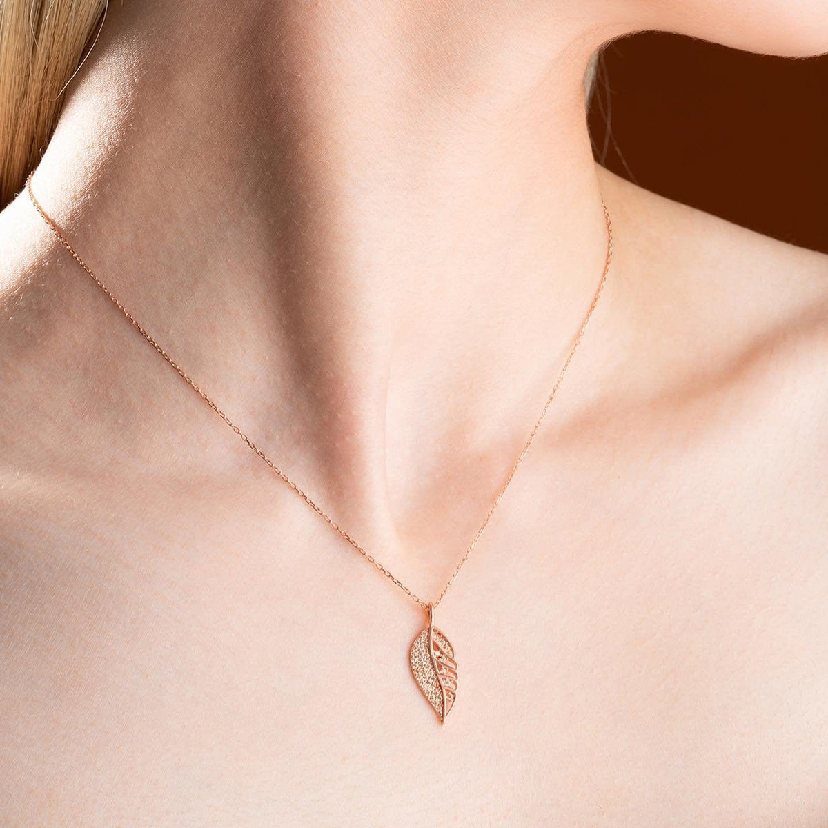 Hallmark Silver Rose Gold Zircon Leaf Design Necklace – Zarkan
